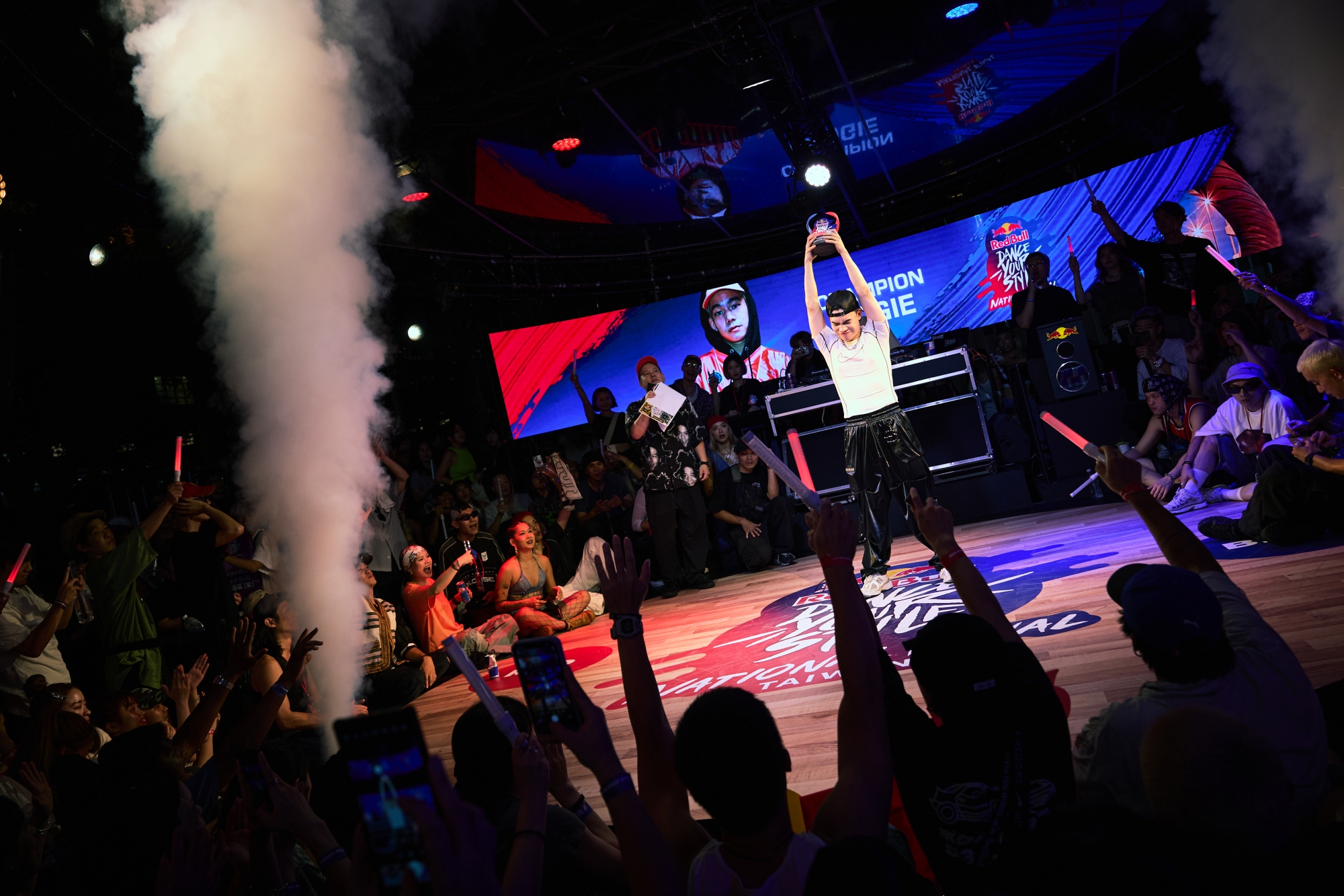 《街舞》Bogie（大可）奪 Red Bull Dance Your Style 台灣冠軍 27歲Waacker戰勝內心的「阿焦」11月代表 ...